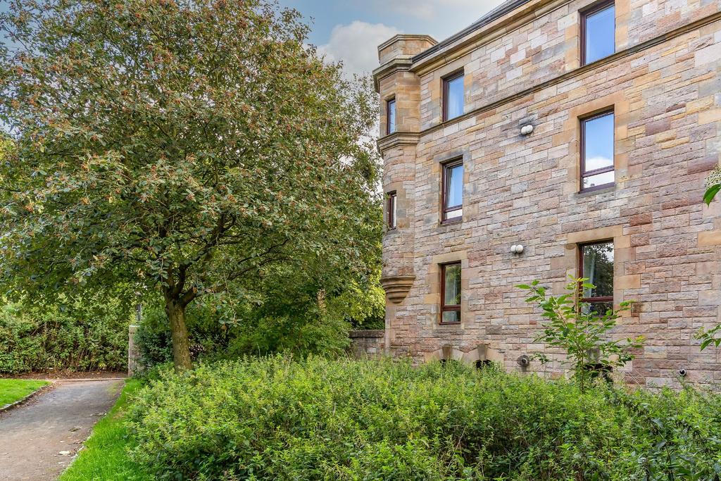 East Parkside, South Side, Edinburgh... 3 bed flat - £305,000