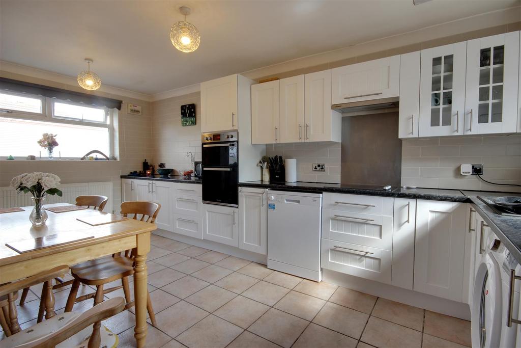 Manor Drive, Gilberdyke, 3 bed end of terrace house - £185,000