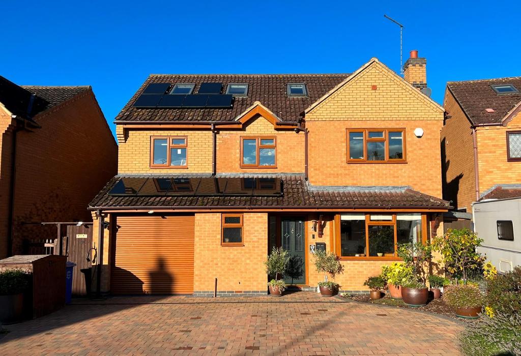Vickers Close, Rothwell 4 bed detached house - £449,500