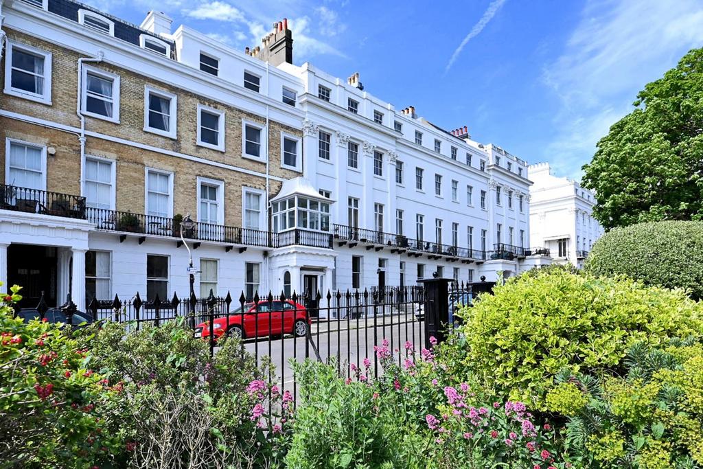 Sussex Square, Brighton 4 bed apartment - £3,450 pcm (£796 pw)