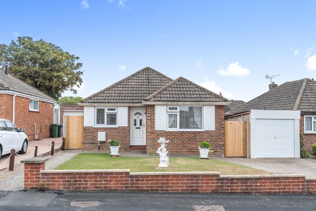 Basingstoke, Hampshire, RG22 2 bed detached bungalow - £425,000