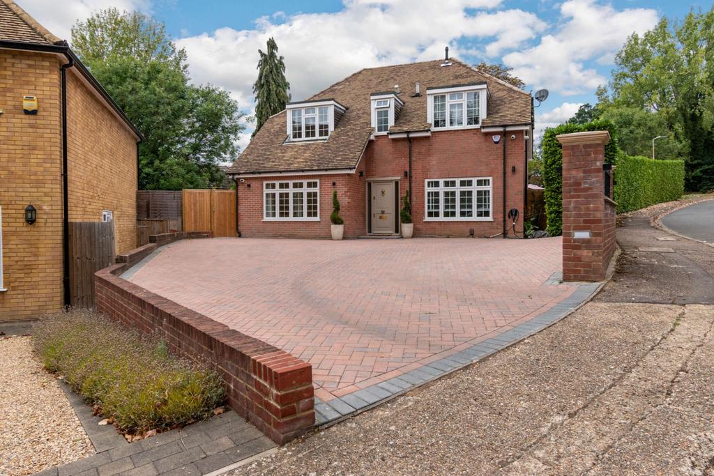 Daymer Gardens, Pinner, HA5 5 bed detached house - £1,300,000