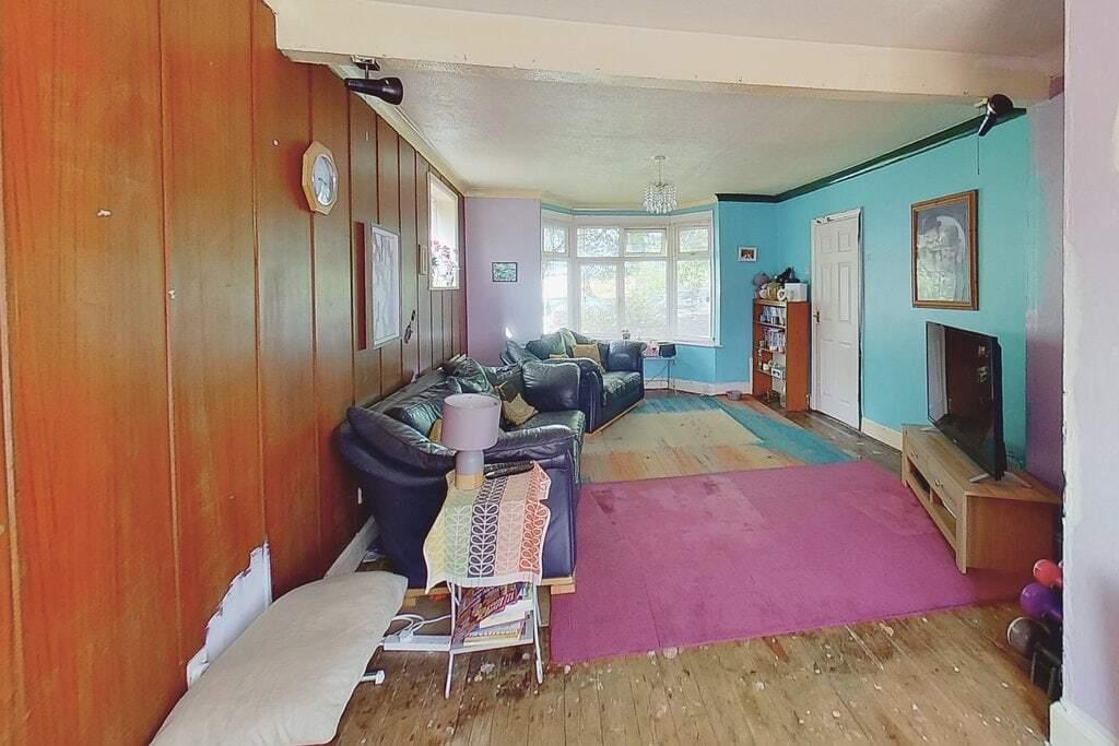 Radfall Road, Whitstable, CT5 3EN 3 bed chalet - £325,000