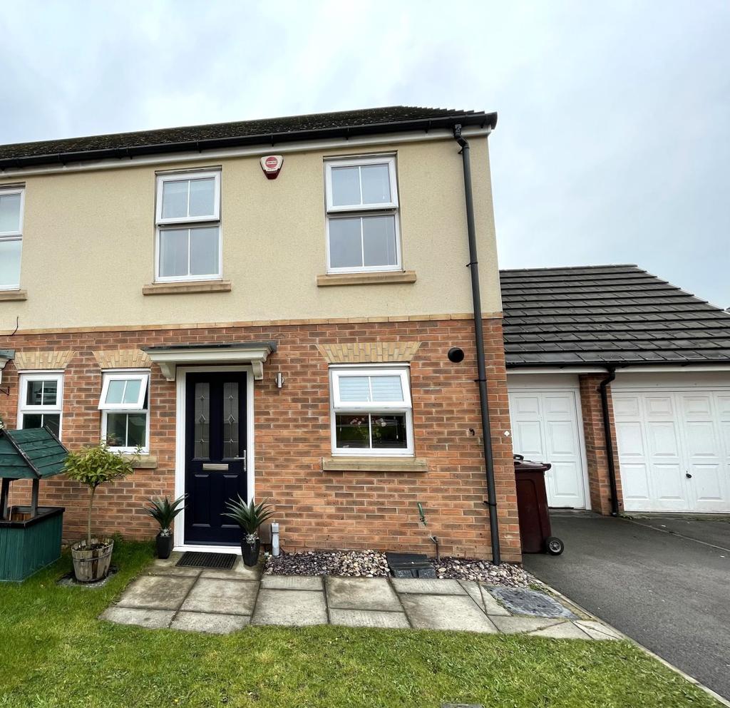 Highfield Road, 2 bed semi-detached house - £825 pcm (£190 pw)