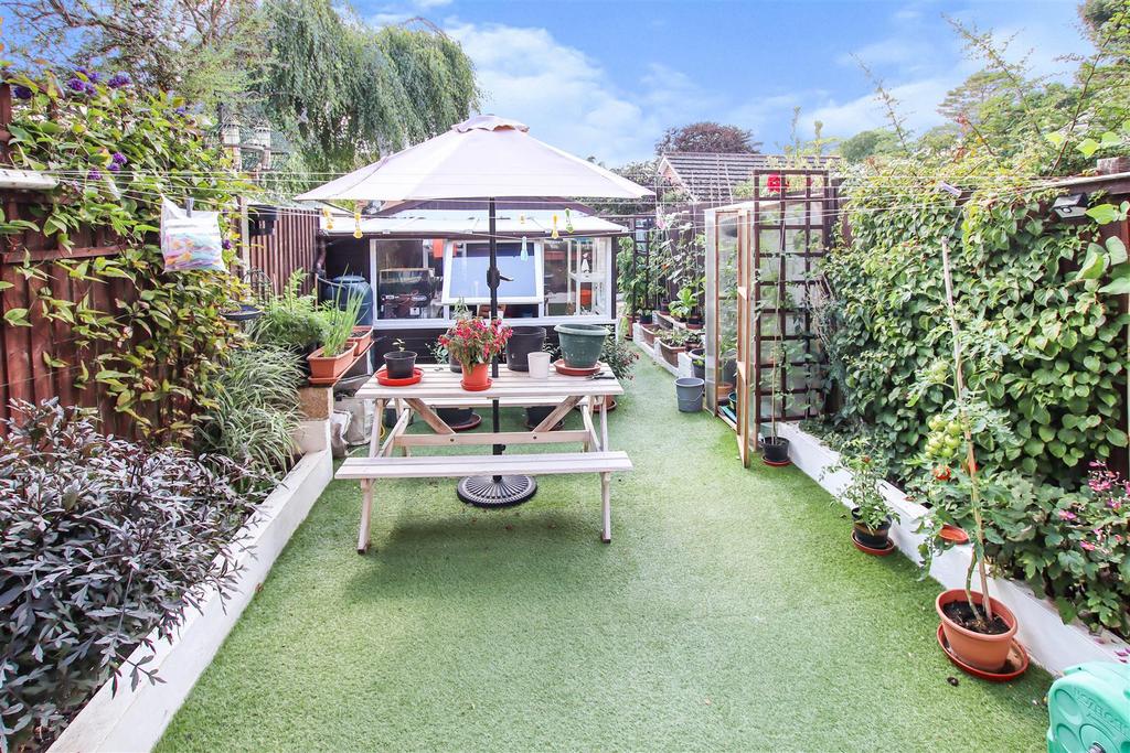 Hollybrook Gardens Locks Heath 2 Bed End Of Terrace House £280 000