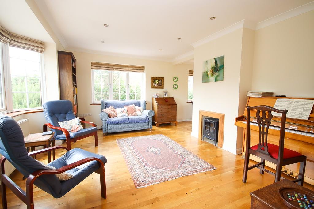 Holyport, Maidenhead 4 bed detached bungalow - £635,000