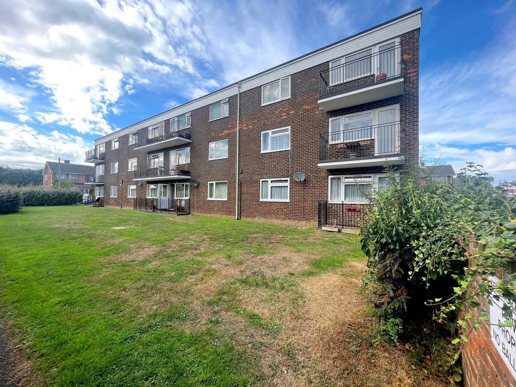 Kenilworth Court, Kenilworth Close, New Milton, Hampshire. BH25 6BN 2 ...