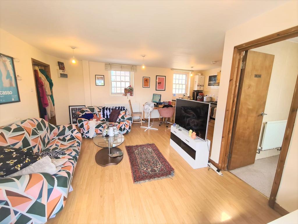 London Road, London SE23 1 bed flat - £1,150 pcm (£265 pw)