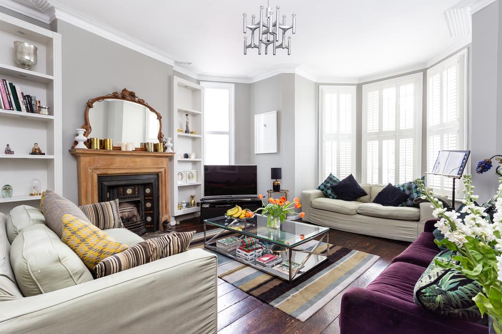 Holmbury View, E5 4 bed flat - £3,250 pcm (£750 pw)