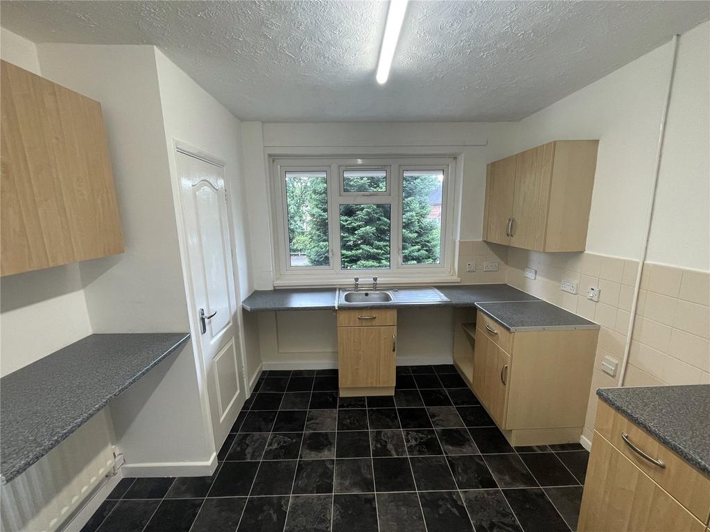 Haselour Road, Kingshurst... 3 bed maisonette - £775 pcm (£179 pw)