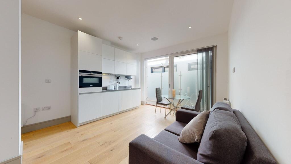 Lawrence Road Studio - £1,375 pcm (£317 pw)