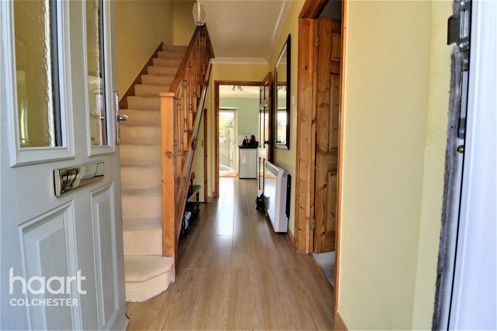 Queen Elizabeth Way, Colchester 3 bed terraced house - £275,000