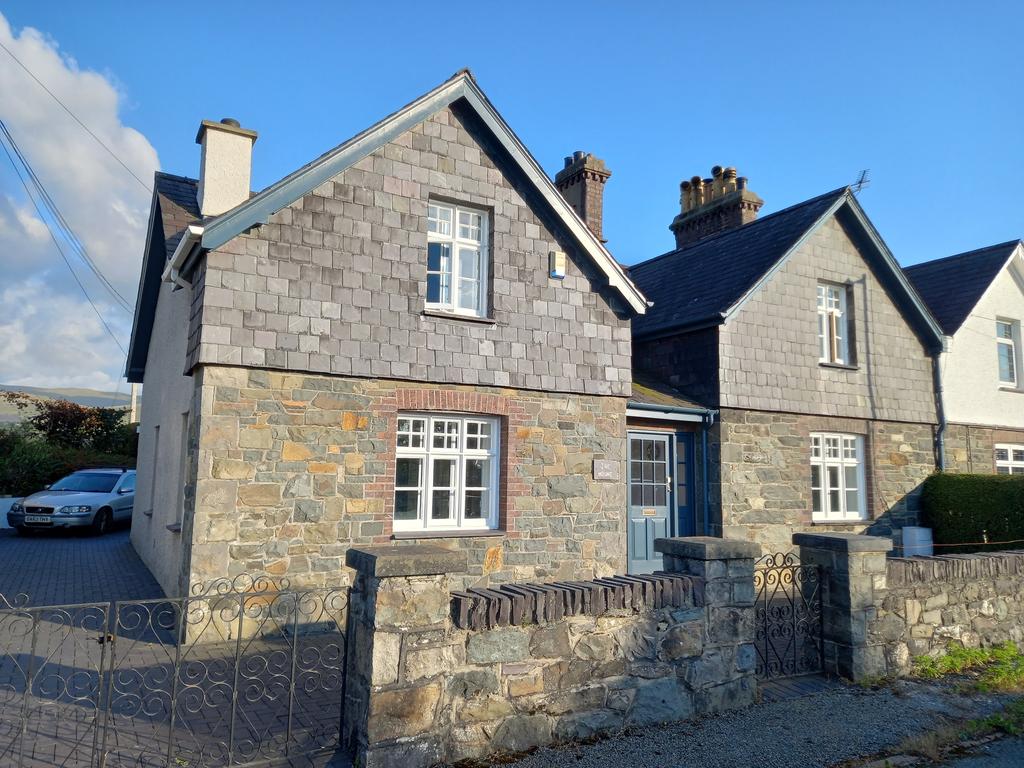 Llandygai LL57 5 bed semi-detached house - £425,000