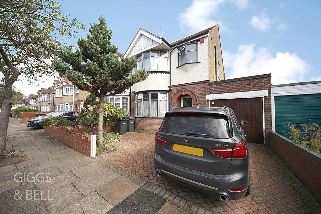 St. Michaels Crescent, Luton... 3 bed semi-detached house - £450,000