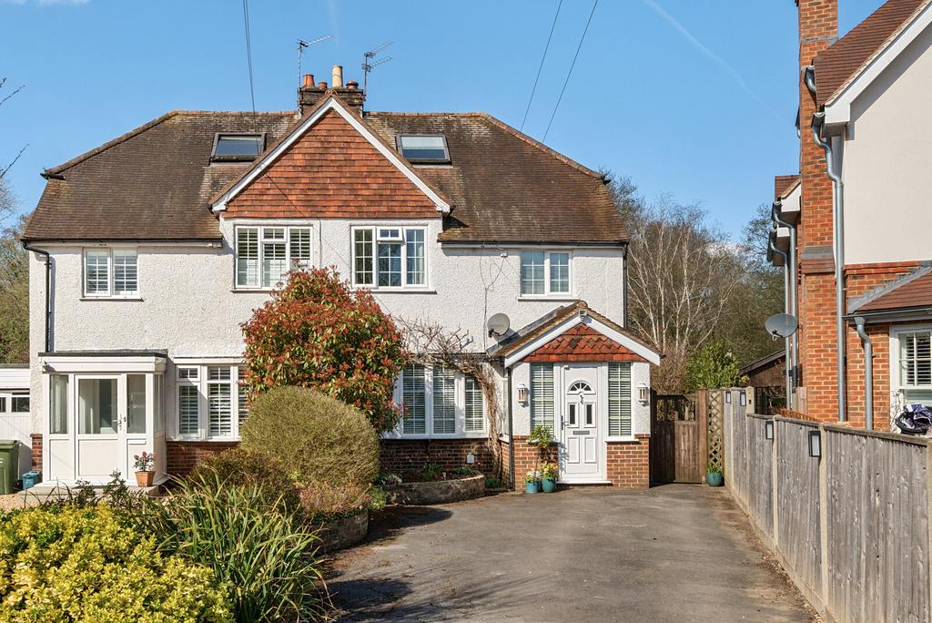 Surrey Gardens, East Horsley, KT24 3 bed semi-detached house for sale ...
