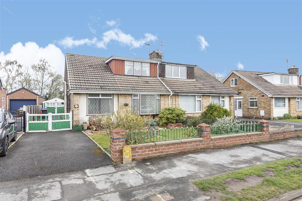 Courtneys, Selby, YO8 9AB 2 bed semi-detached house for sale - £220,000