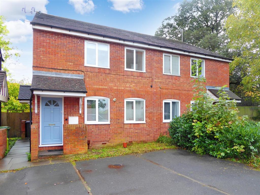 Rectory Road, Redditch, B97 4LL 2 bed maisonette - £650 pcm (£150 pw)
