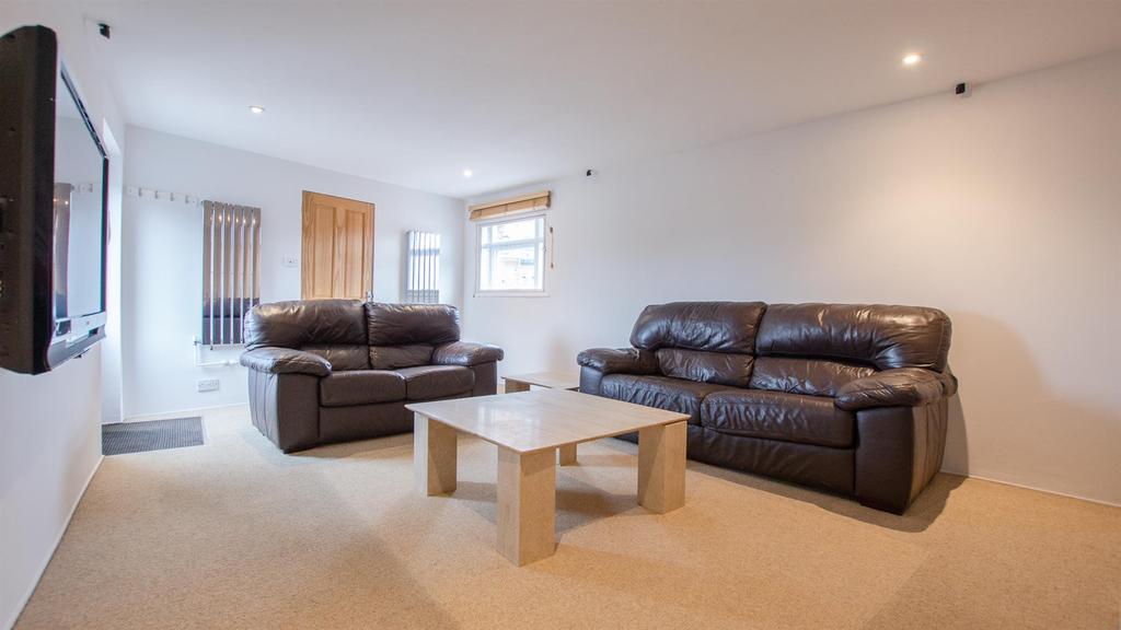 Holgate Road, York, YO24 3AA 2 bed flat - £995 pcm (£230 pw)