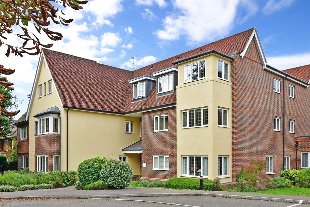 Epsom Road, Leatherhead, Surrey 1 bed ground floor flat - £200,000