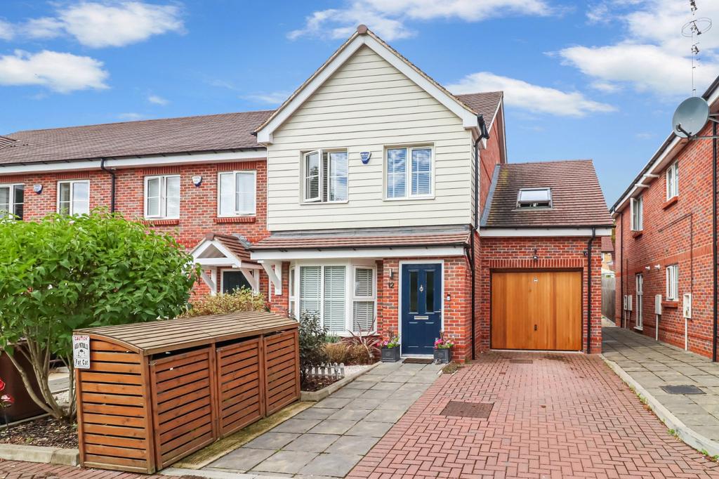 The Copse, Woodside Road, Abbots Langley, Herts, WD5 3 bed end of ...