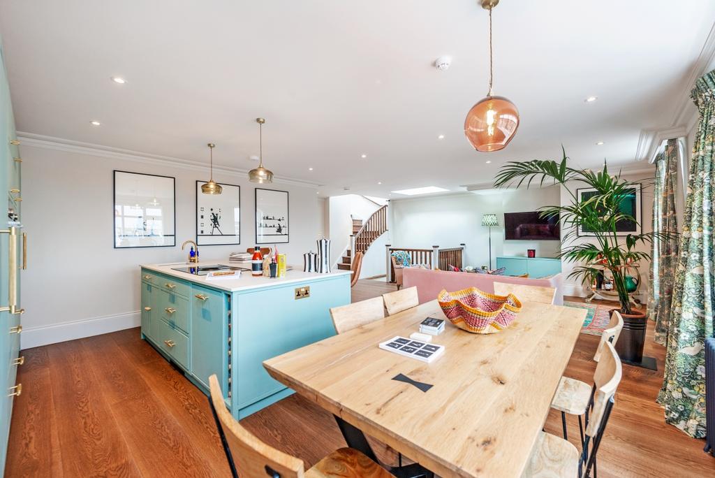 Phillimore Place London W8 2 bed apartment - £6,912 pcm (£1,595 pw)