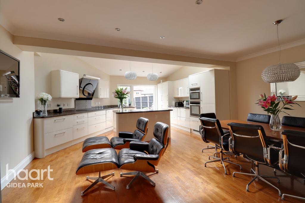 Farnes Drive, Gidea Park, RM2 4 bed semi-detached house - £700,000