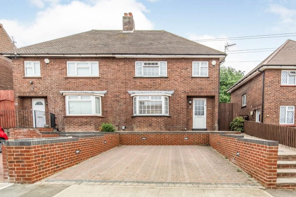 St Aidans Way, Gravesend 3 bed semi-detached house - £380,000