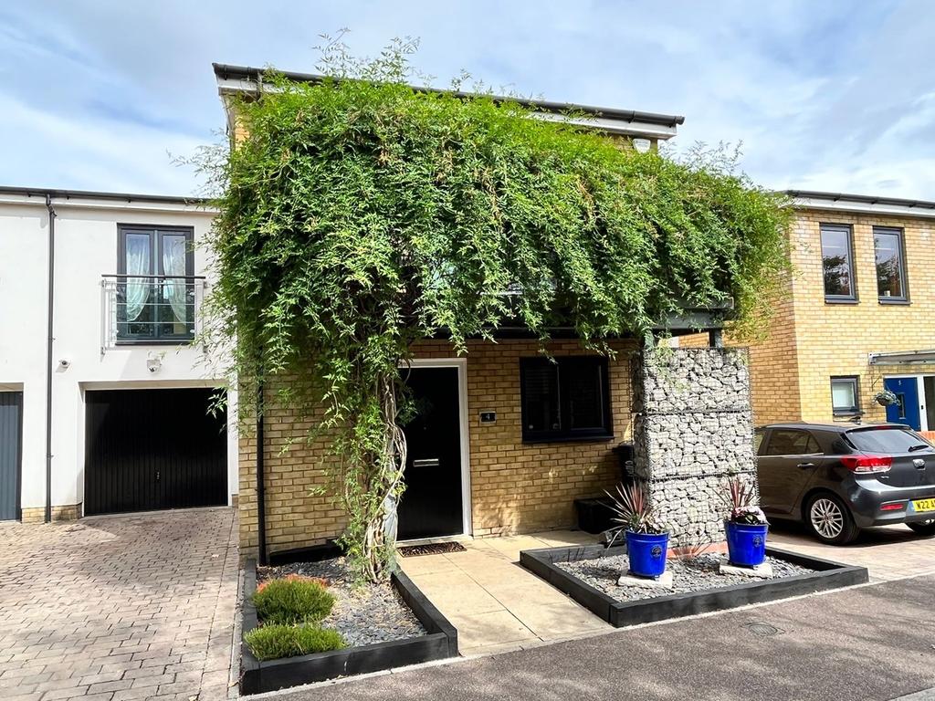 Fieldfare Lane, Greenhithe, DA9 3 bed terraced house - £500,000