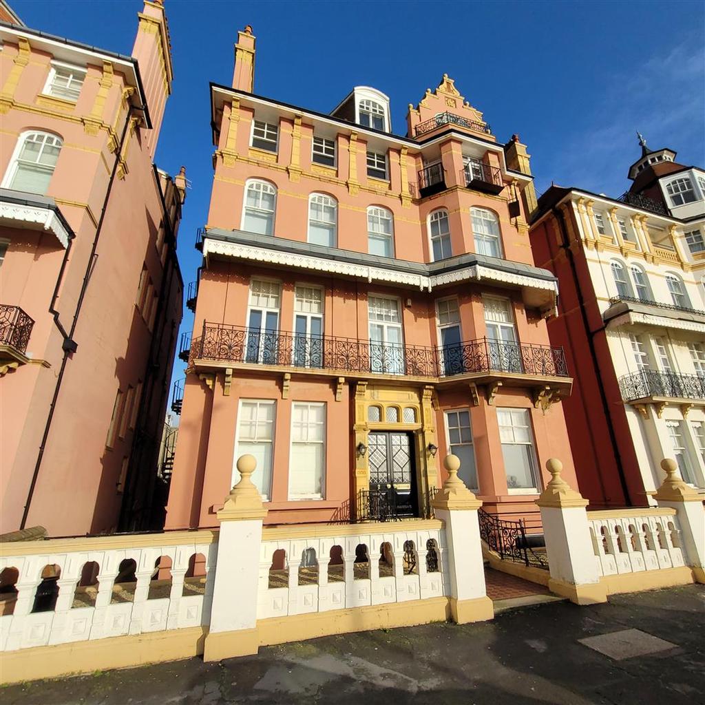 Kings Gardens, Hove 3 bed flat - £3,000 pcm (£692 pw)