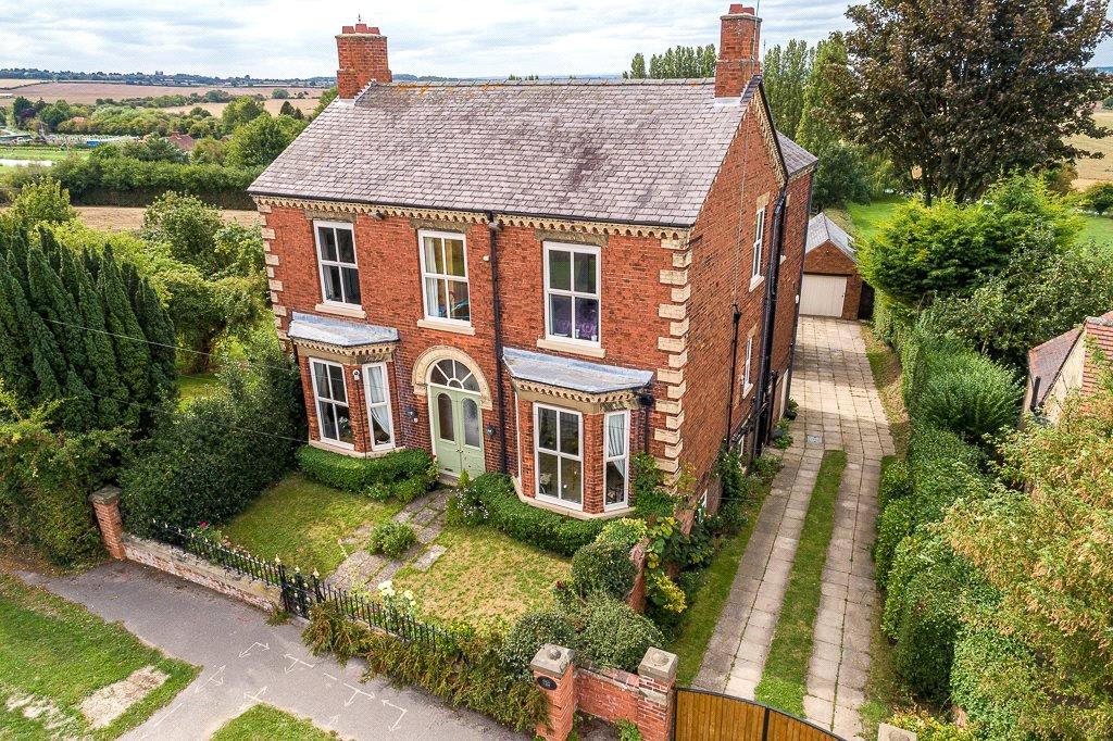 Fountain Hill, Walkeringham, South Yorkshire, DN10 4 bed equestrian ...