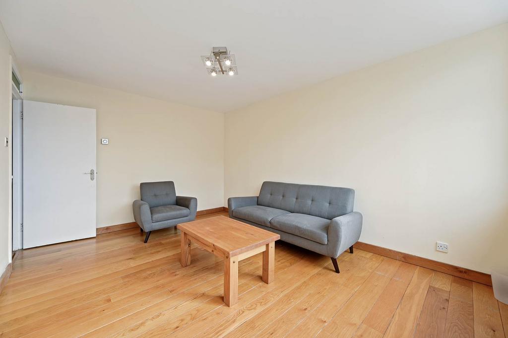Shepherds Bush Green, Shepherds Bush W12 3 bed flat - £3,298 pcm (£761 pw)