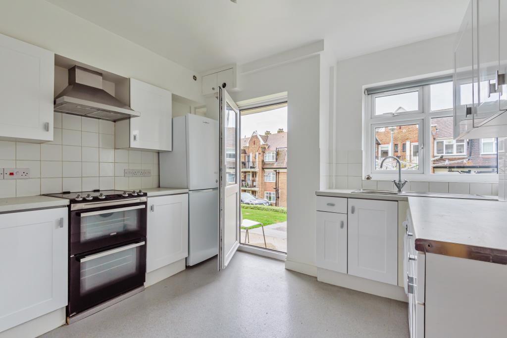 Petersham Road, Richmond, TW10 3 bed apartment - £2,250 pcm (£519 pw)
