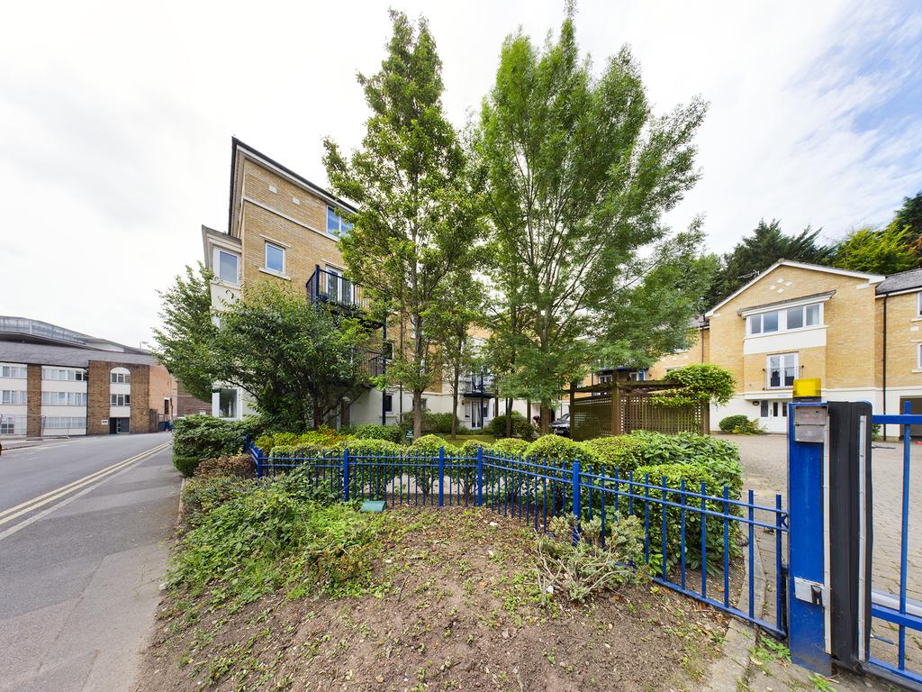 West End Road, High Wycombe, HP11 2AT 1 bed flat - £1,000 pcm (£231 pw)