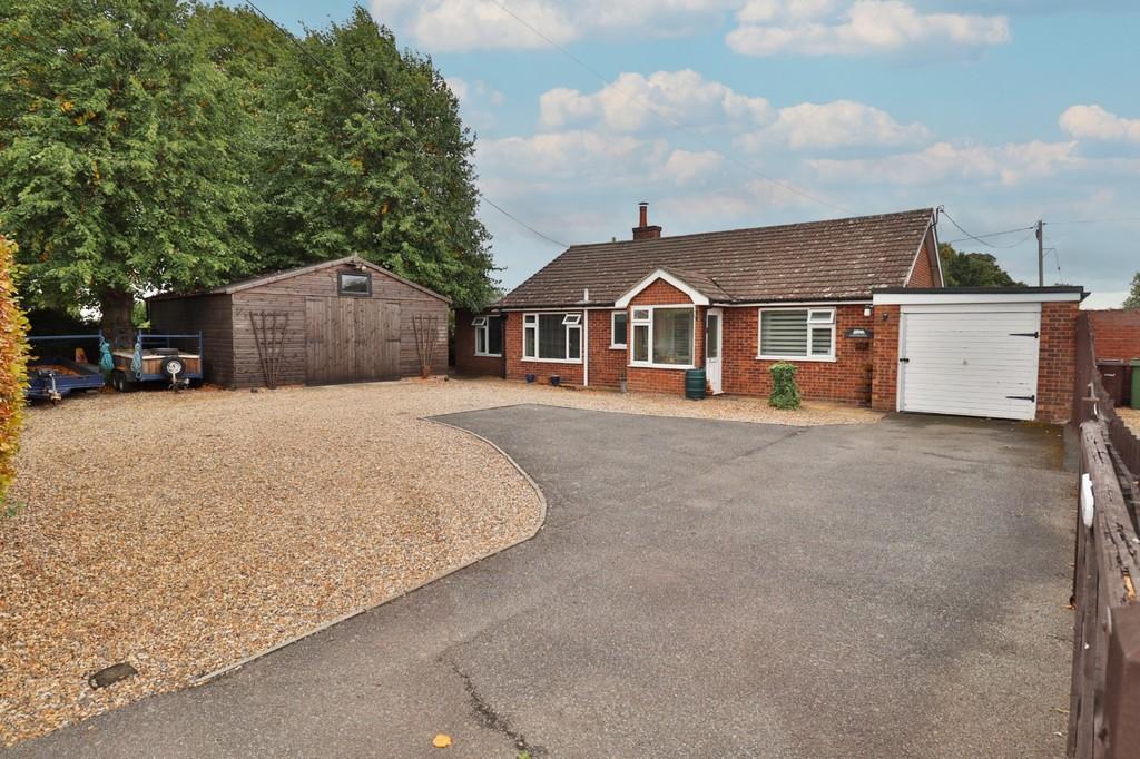 High Road, Roydon, Diss 3 bed detached bungalow - £450,000
