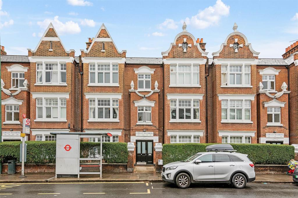 Mortlake High Street, London, SW14 3 bed flat - £700,000