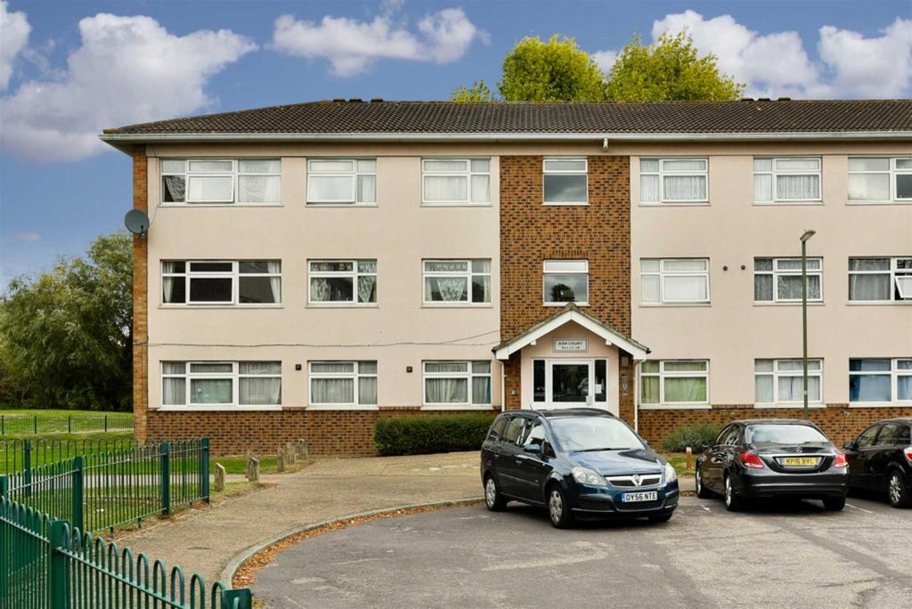 Ash Court, Ewell 3 bed flat for sale - £289,950