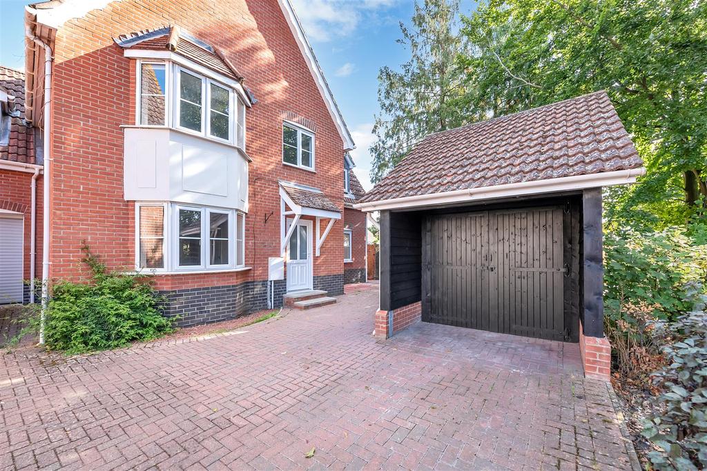 Fordham Place, Ixworth 4 bed link detached house - £450,000
