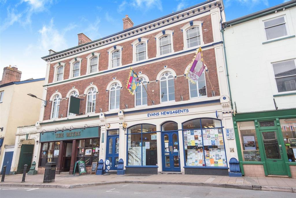 High St, Crediton, EX17 Retail property (high street) - £475,000