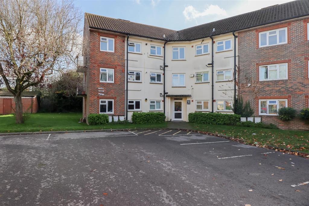 Medway Court, Birches Road, Horsham 2 bed flat - £180,000