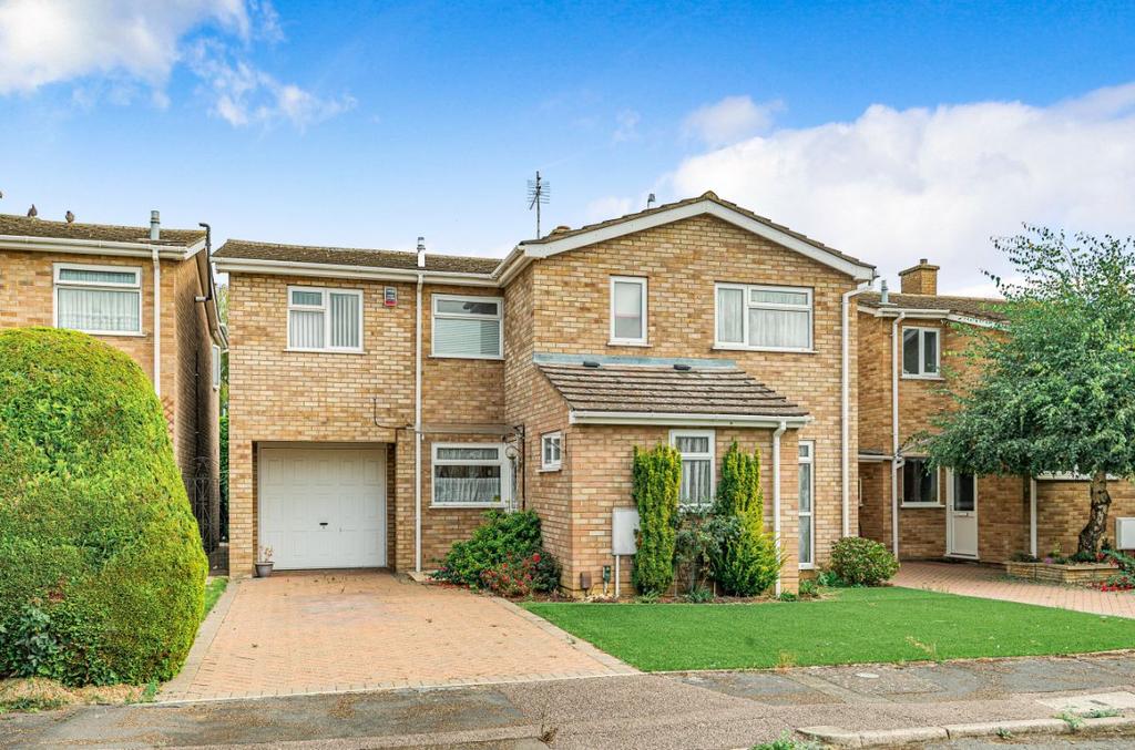 Dove House Close, Bromham, Bedford 5 bed detached house - £425,000