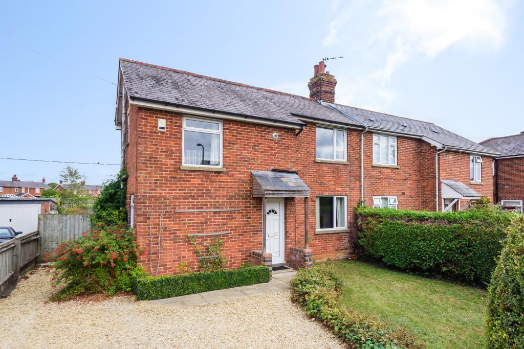 Bicester, Oxfordshire, OX26 2 bed semi-detached house - £335,000