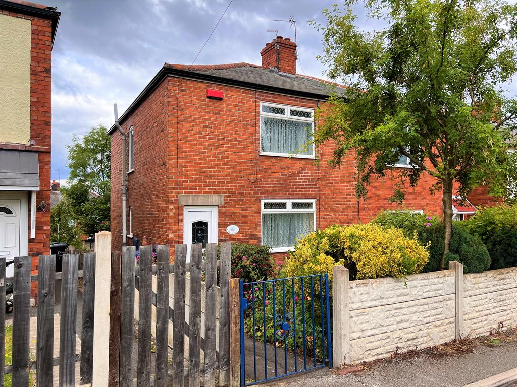 Hollowdene,Barnsley,S75 2NQ 3 bed semi-detached house - £145,000