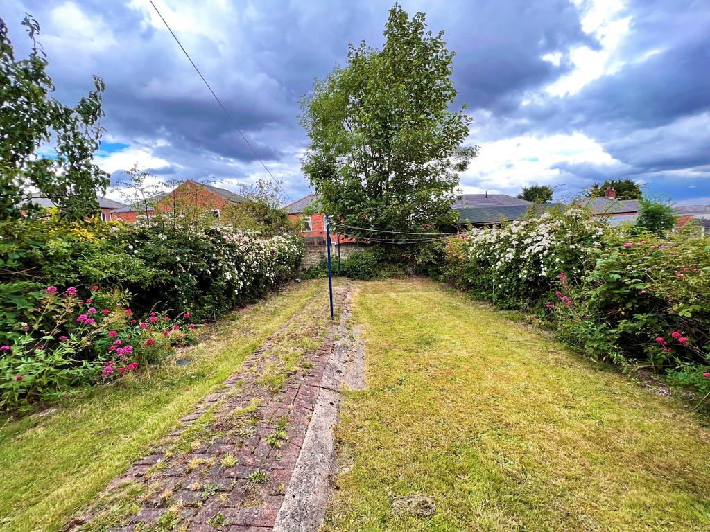 Hollowdene,Barnsley,S75 2NQ 3 bed semi-detached house - £145,000