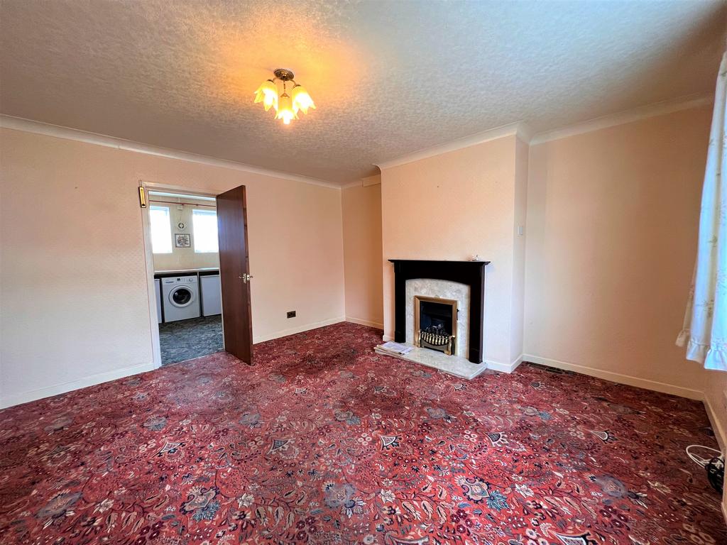 Hollowdene,Barnsley,S75 2NQ 3 bed semi-detached house - £145,000