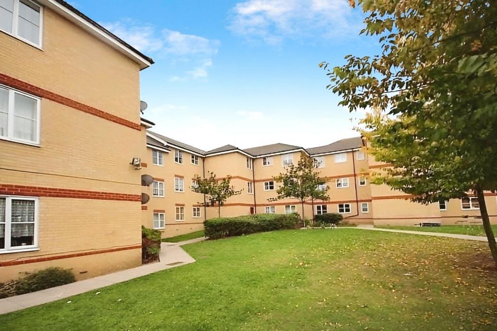 Timberlog Lane, Basildon, Essex, SS14 2 bed apartment to rent - £1,300 ...