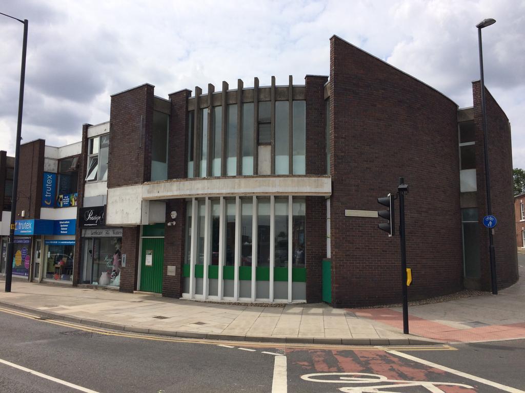 Northgate, Wakefield Retail property (high street) - £1,333 pcm (£308 pw)