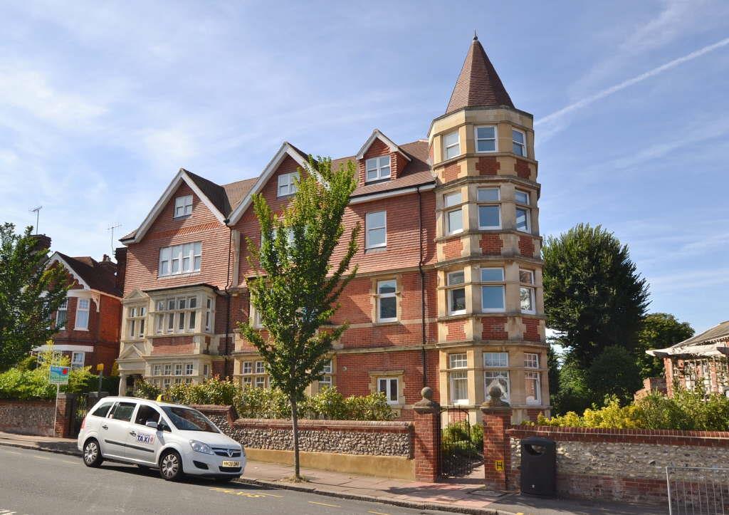 Elm Court, Old Orchard Road... 2 bed flat - £995 pcm (£230 pw)
