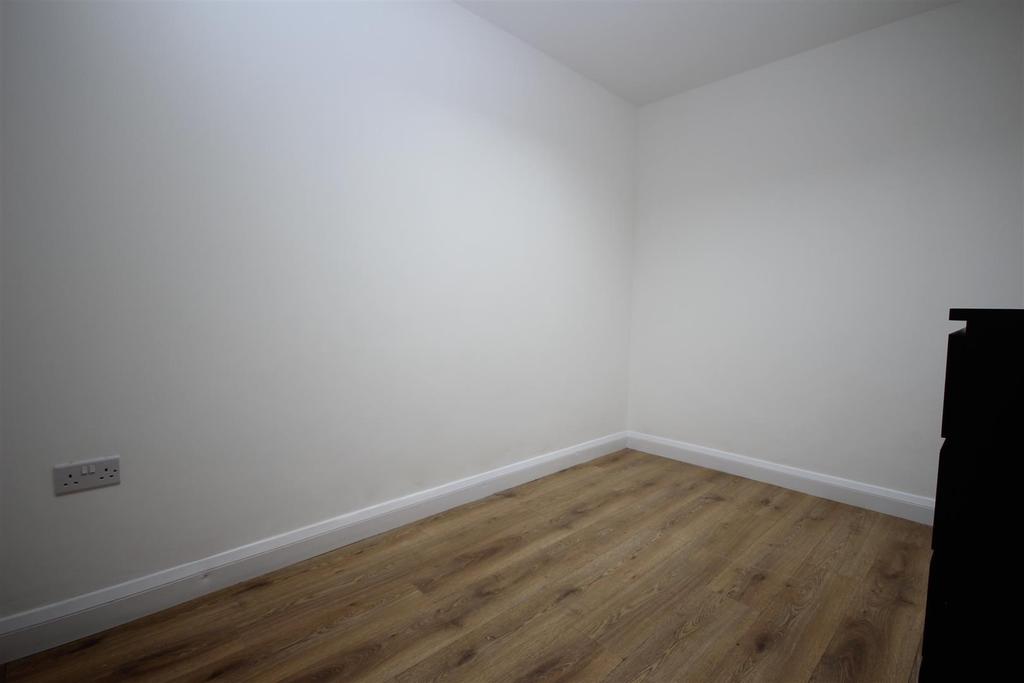 High Street, London NW10 4TD 1 bed flat - £1,196 pcm (£276 pw)