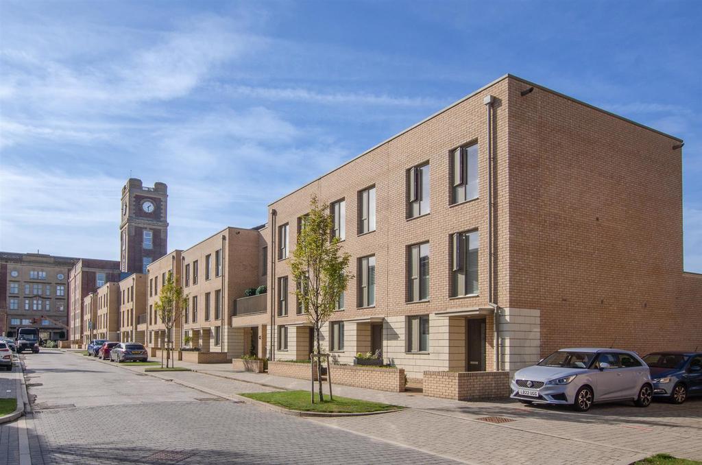 Clock Tower Way, South Bank, York, YO23 3 bed townhouse to rent - £ ...