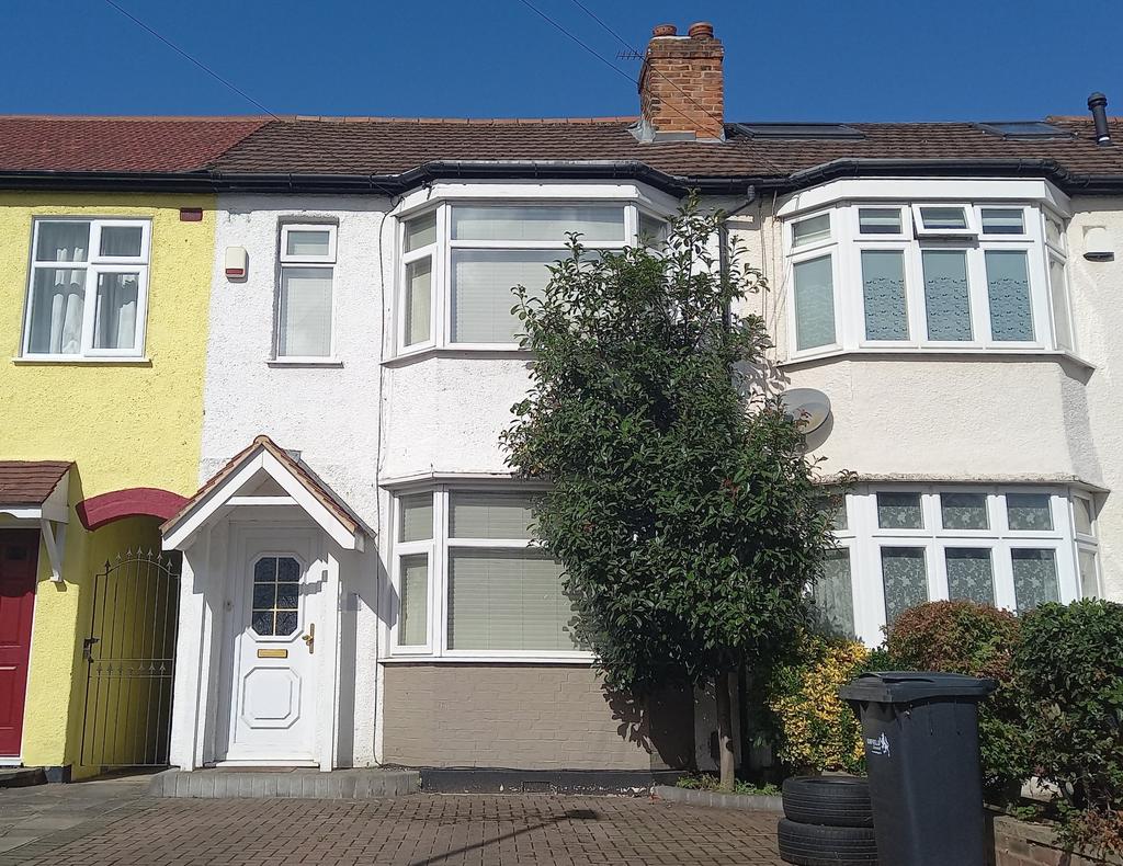 Connaught Avenue, Enfield EN1 2 bed terraced house - £1,600 pcm (£369 pw)